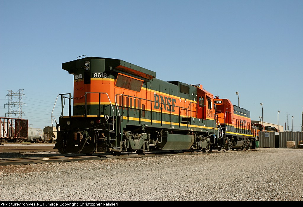 BNSF 8618 and BNSF 1211